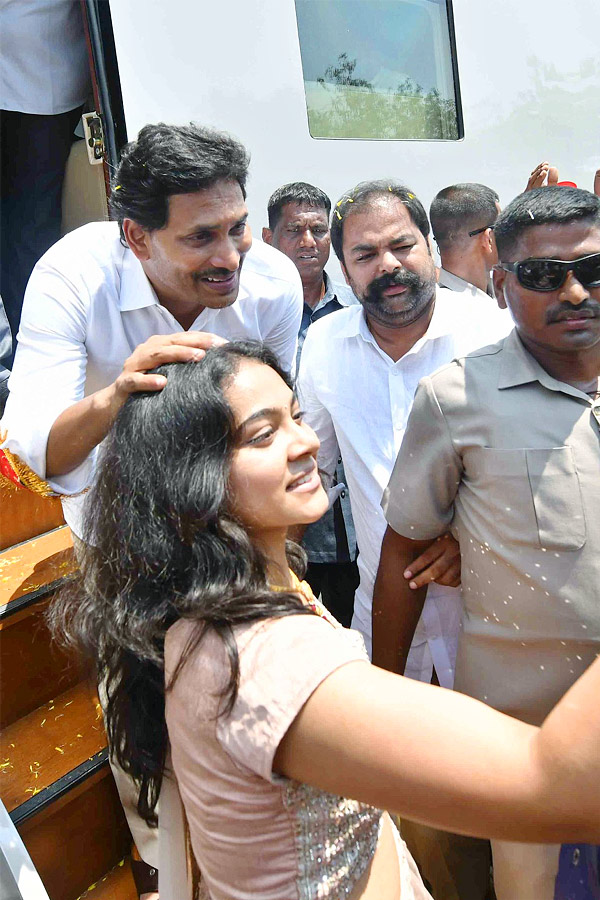 CM YS Jagan Nandyal Bus Yatra: సమరోత్సాహం.. జన సముద్రంలా నంద్యాల.. (ఫొటోలు) | Andhra Pradesh ...